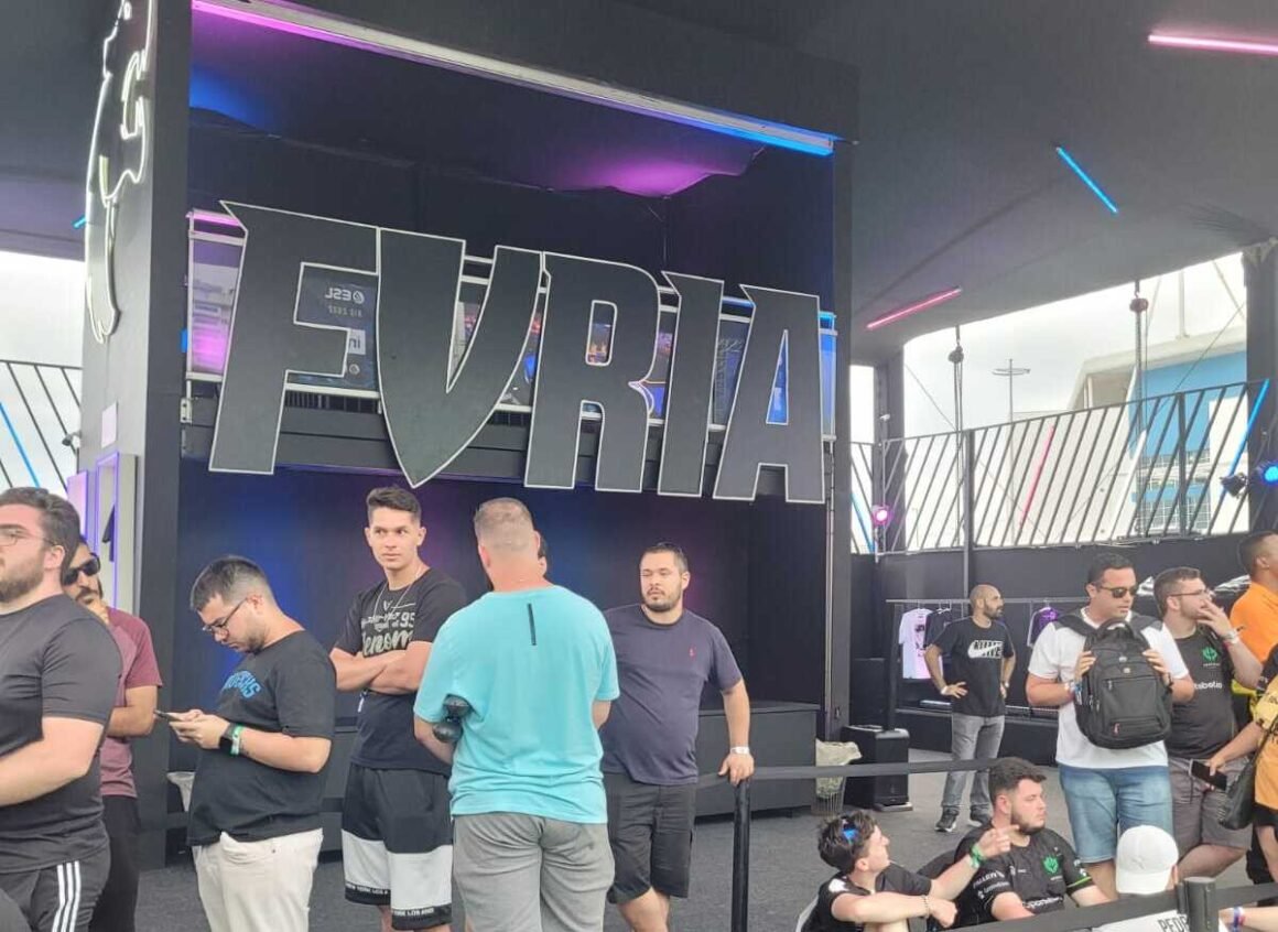 FURIA pretende compensar fãs por espera em loja da Fan Fest