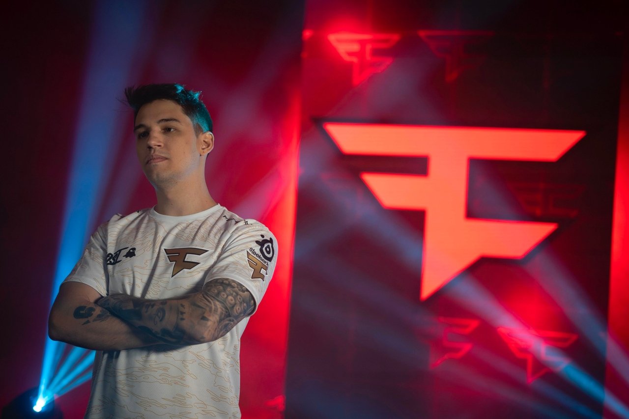 R6: cameram4n vai para o banco de reservas da FaZe