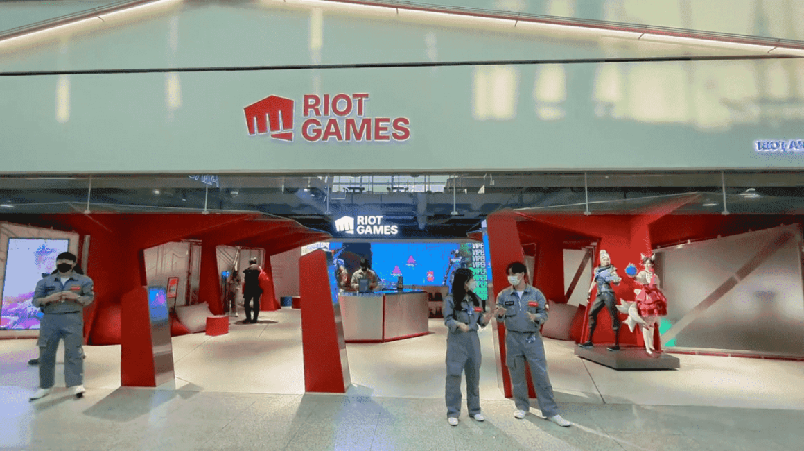 Riot abre espaço em aeroporto para fãs jogarem antes do voo